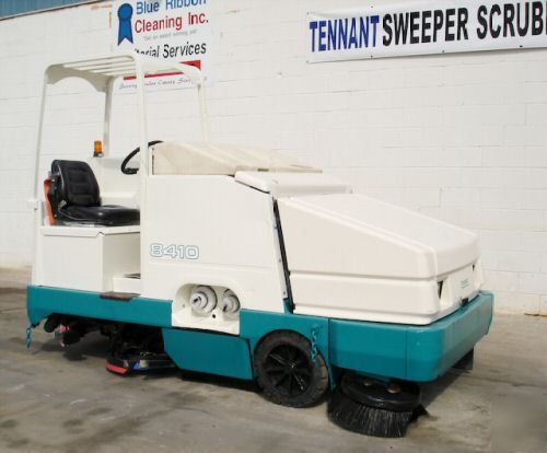 Tennant 8410 floor scrubber & sweeper low hours
